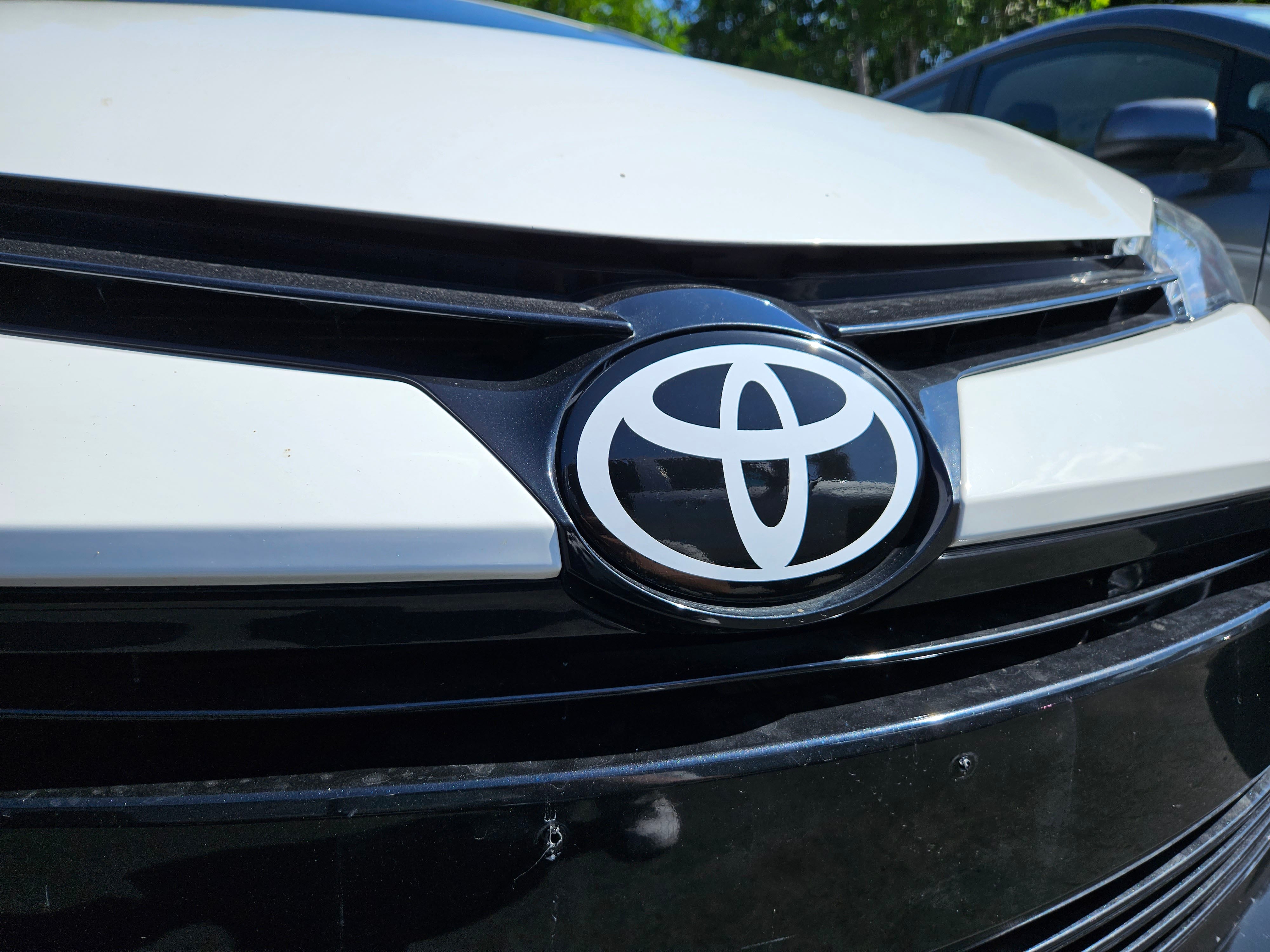 2017 - 2019 Toyota Corolla Sedan Emblem Front Vinyl Overlay – Upturn Prints